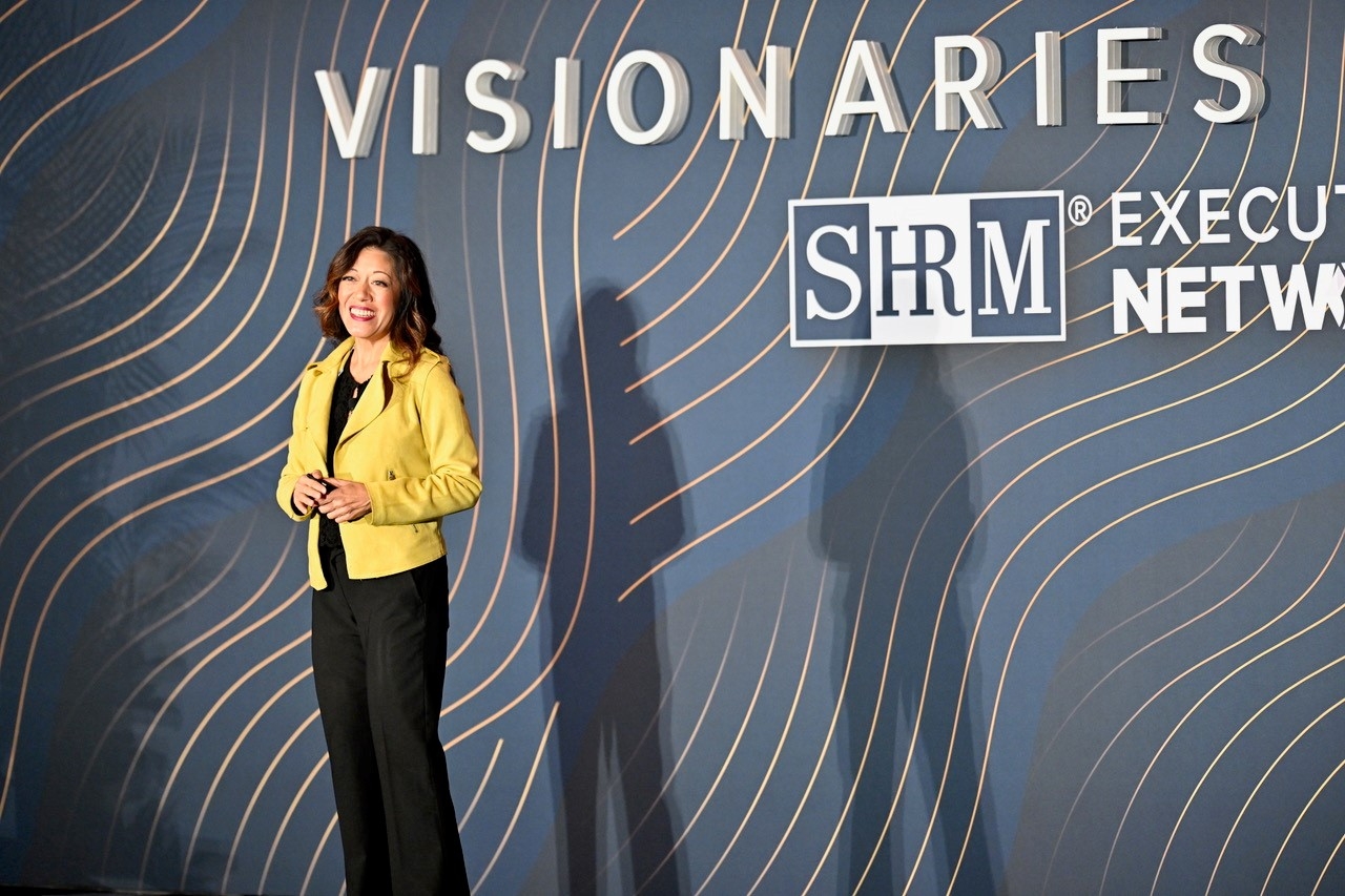 7 Essential Questions for HR Leaders Looking to Effectively Integrate AI