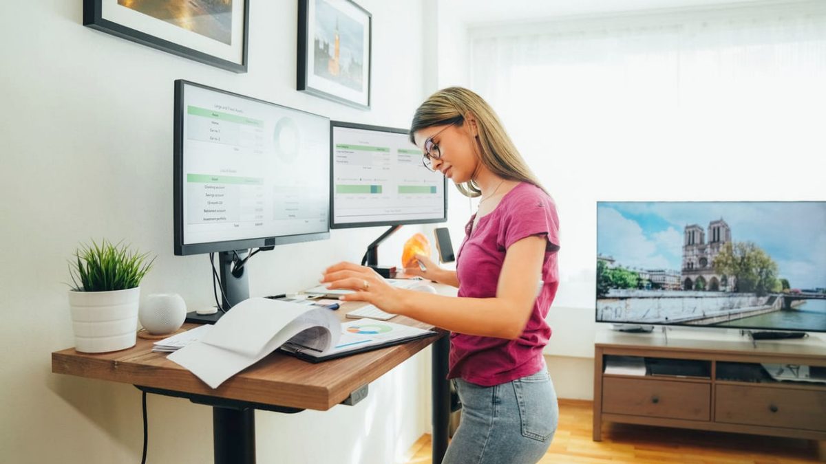 How to Respond When an Employee Is Working Two Full-Time Jobs